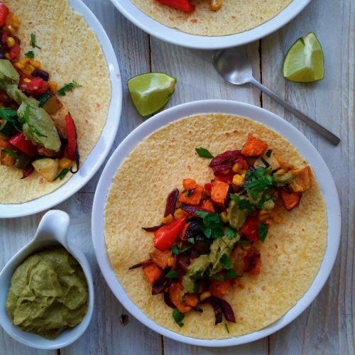 Tacos con verduras asadas y cremosa salsa ahumada de aguacate ...