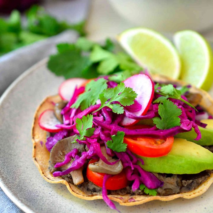 Tostadas Mexicanas Veganas de Frijoles Negros y Setas - Cilantro and ...